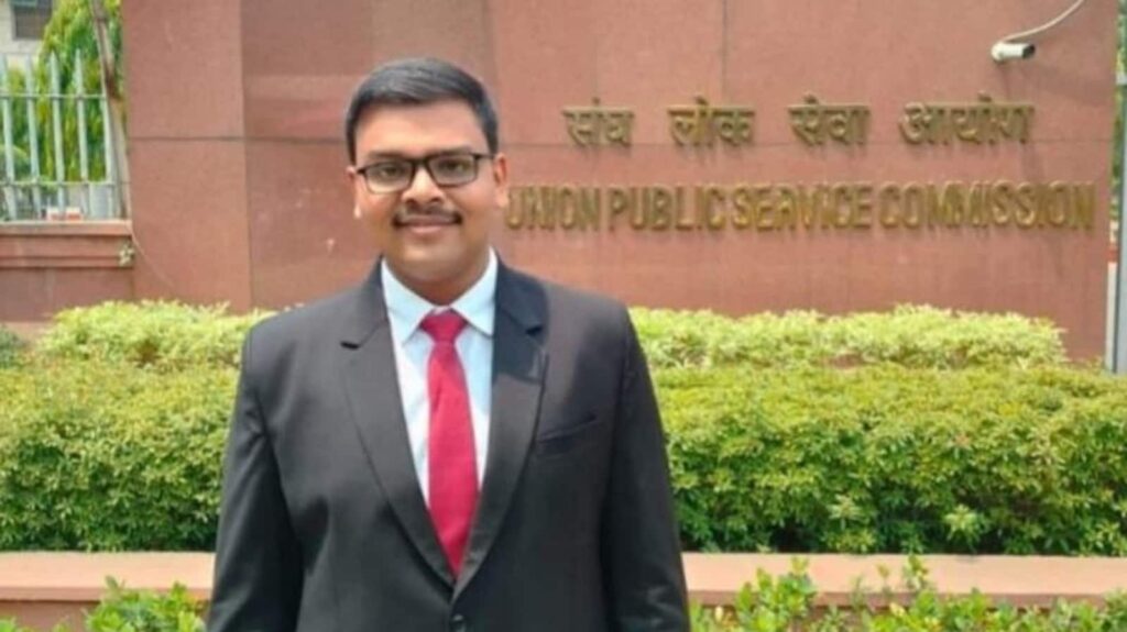 UPSC Topper 2025 आयुष श्रीवास्तव का इंटरव्यू वायरल – जानिए सफलता के ...